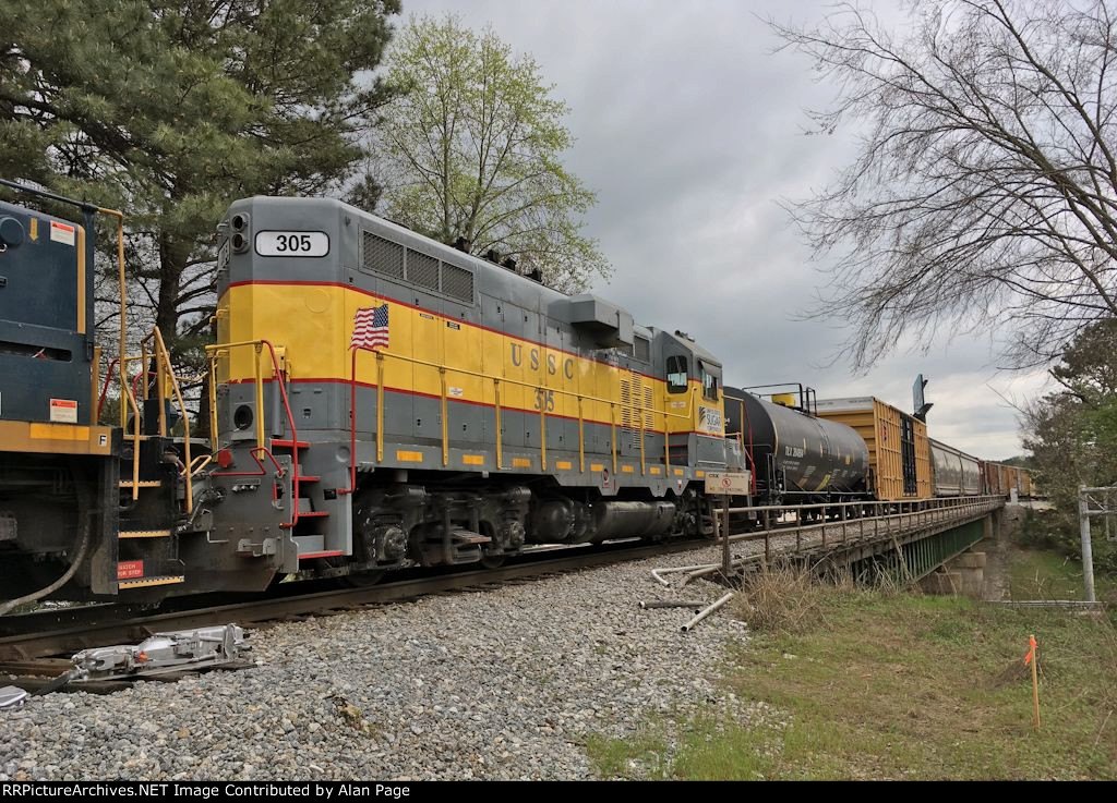 USSC GP11 305, in tow behind CSX GP40-2 6401, crosses the I85 bridge